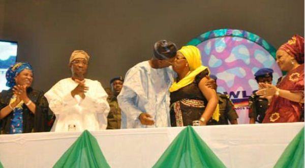 Governor Fashola and wife pictured kissing | NaijaVibe